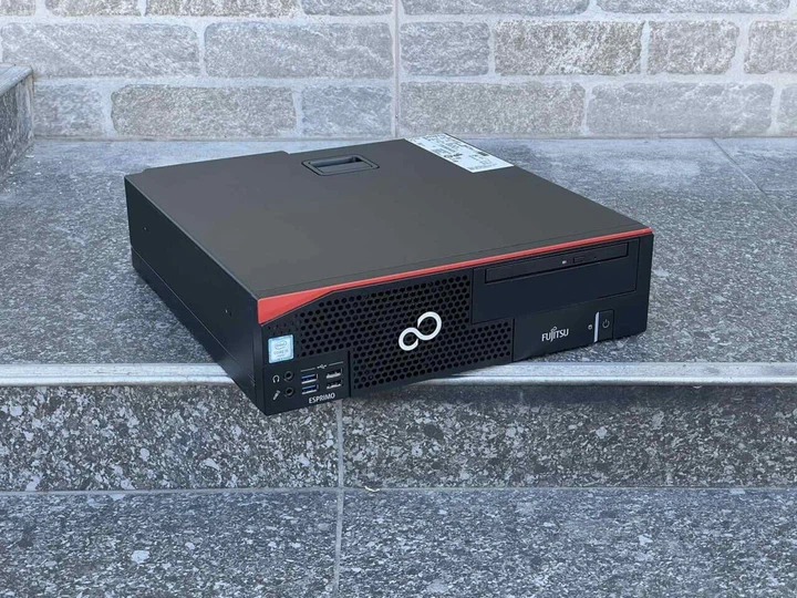 ПК Fujitsu / Core i5-6400 (4 ядра по 2.7 - 3.3 GHz) / 8 GB DDR4 / 120 ...
