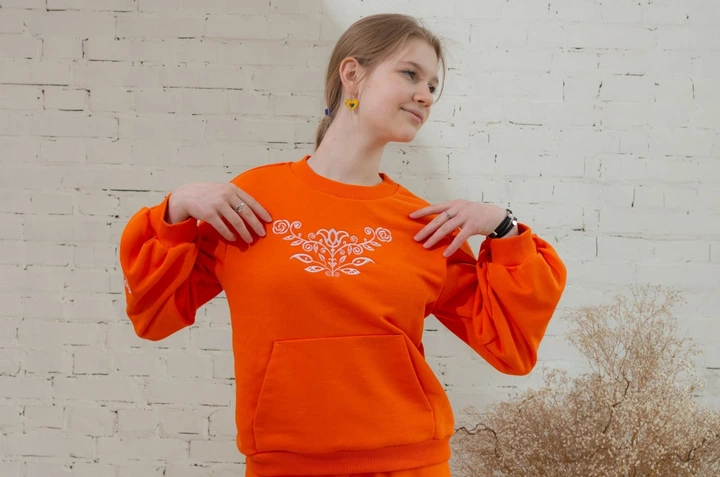 Модный свитшот для девочки с вышивкой Рост 146 от продавца: Stacy – в ...