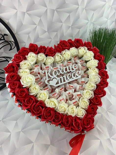 Солодкий подарунковий бокс для дівчини з цукерками набір у формі серця