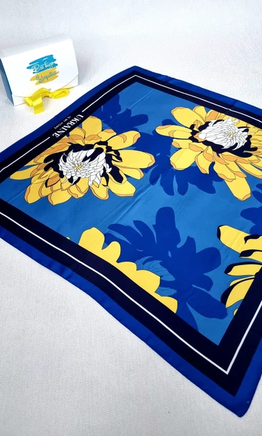 Жіноча шийна Патріотична хустка Великі квіти Ексклюзивна модель синьо жовта шовк 70х70 см 05005