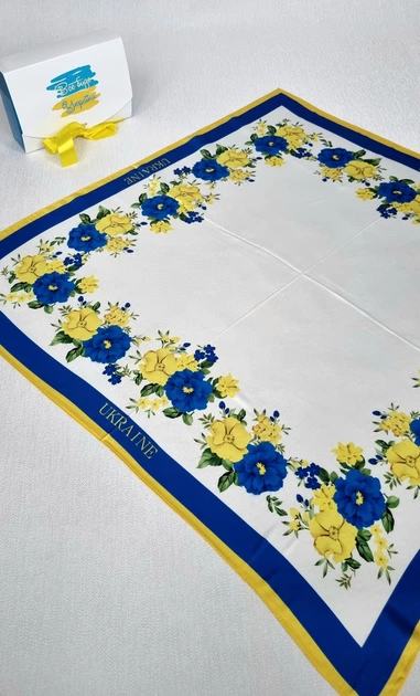 Жіноча шийна Патріотична хустка Квіткове обрамлення синьо жовта біла шовк 70х70 см 05003
