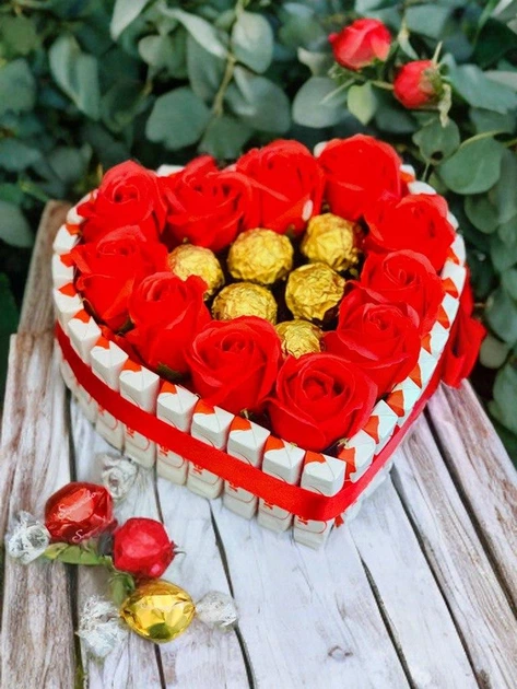 Подарунковий шоколадний торт-набір Kinder Flower в формі серця – фото ...