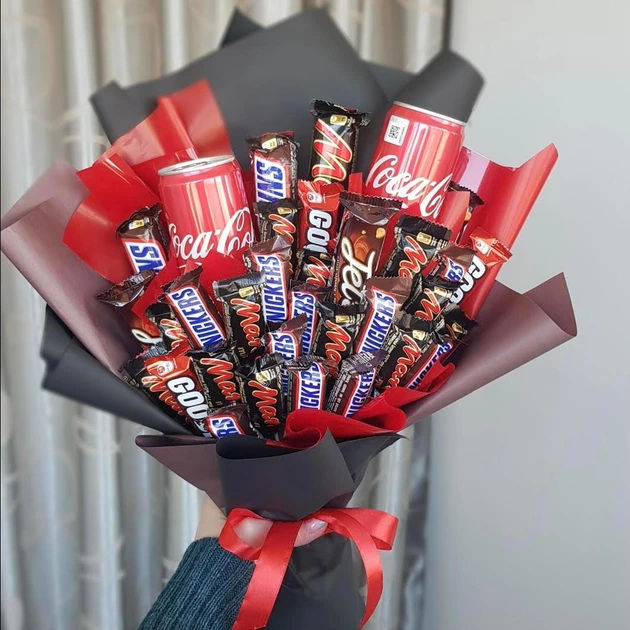 Букет з шоколадних батончиків Snickers, Mars і напою Coca-Cola яскравий ...