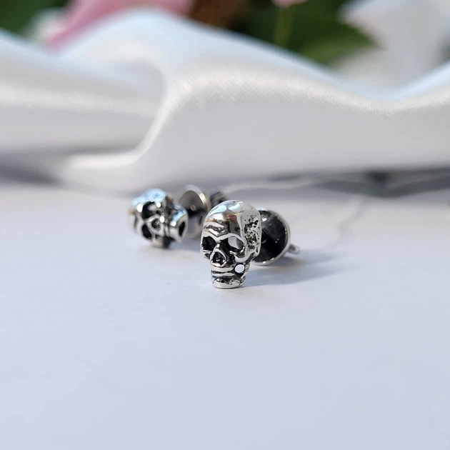 Серебряные Сережки гвоздики на закрутках без камней Череп серебро 925 пробы Черненное 5479ч 1