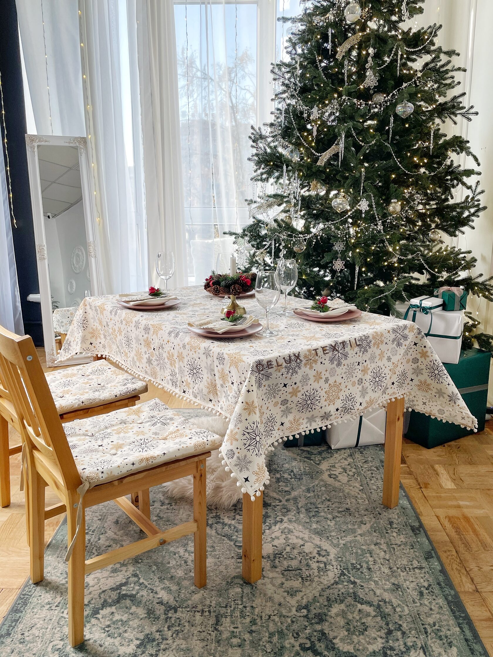Скатерть "Классические Снежинки" с помпонами 100х100 см – фото, отзывы ...
