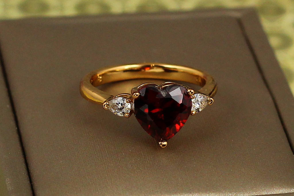 Кольцо Xuping Jewelry сердце с красным камнем и каплями по бокам р 16 ...
